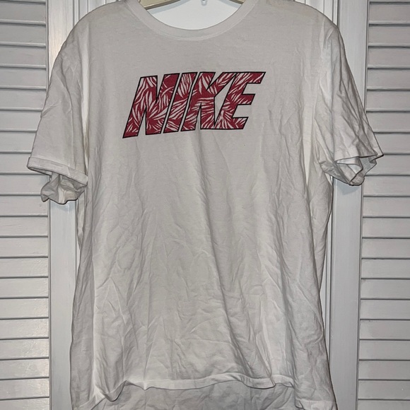 Nike | Tops | White The Nike Tee Tshirt With Dark Pink Palm Tree Design ...